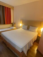 Quarto Standard, várias camas | Minibar, cofre no quarto, secretária, quartos insonorizados 