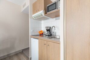 Estúdio, 2 camas individuais | Cozinha privada | Um frigorífico, um micro-ondas, uma placa de cozinha 