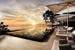 Piscina externa, guarda-sóis, espreguiçadeiras