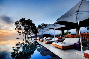 Piscina externa, guarda-sóis, espreguiçadeiras