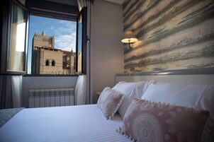 Quarto Duplo (+ extra bed) | Minibar, cofre no quarto, secretária, cortinas/cortinados opacos 