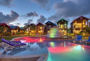 One Bedroom plus Den Garden View Villa | Cofre no quarto, com decoração personalizada 