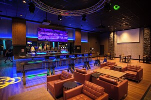 2 bares/lounges, este bar com transmissão de jogos em direto 