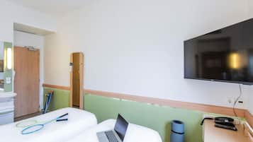 Quarto, 2 camas individuais | Secretária, cortinas/cortinados opacos, quartos insonorizados