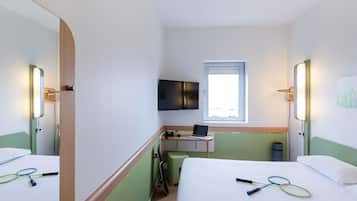 Quarto, 1 cama de casal | Secretária, cortinas/cortinados opacos, quartos insonorizados