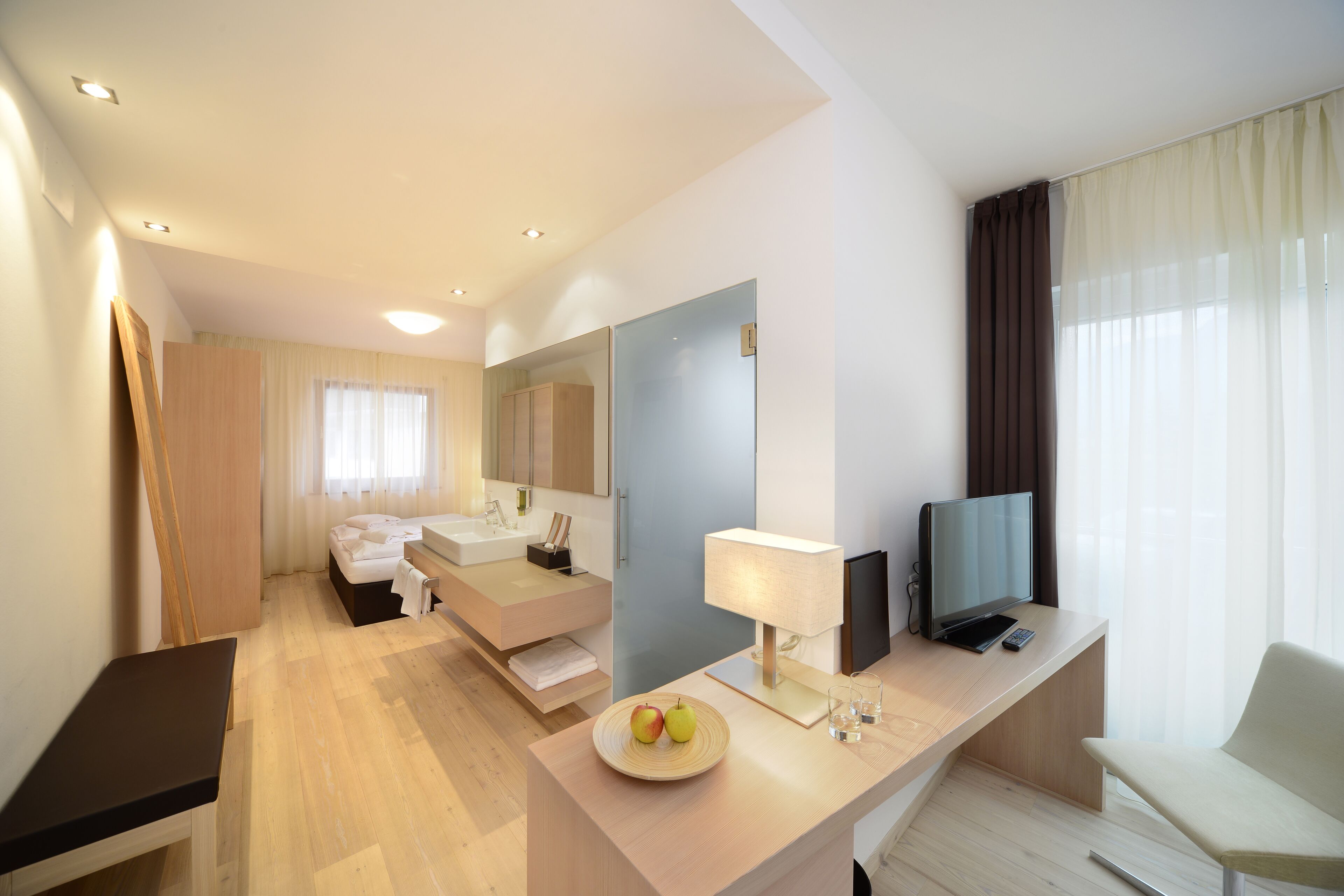 Quarto Duplo Empresarial | Lençóis de algodão egípcio, roupa de alta qualidade, minibar 