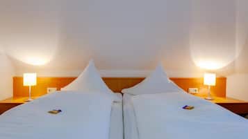 Quarto casal standard | Roupas de cama premium, espaço de trabalho para notebook