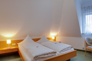 Quarto casal standard | Roupas de cama premium, espaço de trabalho para notebook