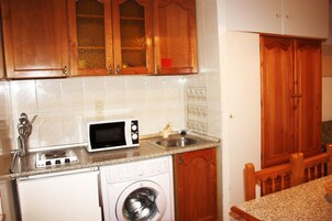 Estúdio (for 4 people) | Cozinha privada | Um frigorífico/congelador grande, uma cafeteira/bule 