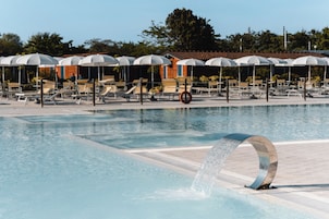 Piscina exterior sazonal, guarda-sóis, espreguiçadeiras