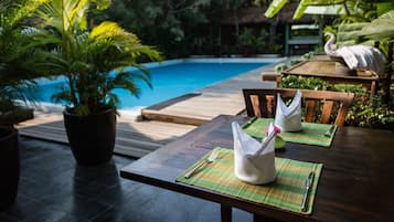 Pequenos-almoços, almoços, jantares servidos, com vista para a piscina