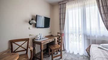 Quarto casal premium | Roupas de cama antialérgicas, escrivaninha, cortinas blackout