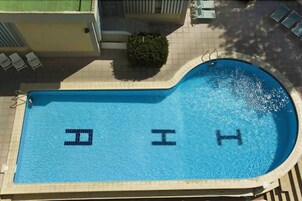 Piscina externa sazonal, guarda-sóis, espreguiçadeiras