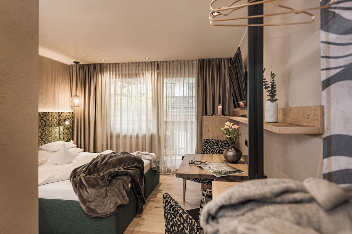 Standard Double Room, Balcony (Enzian) | Cofre com capacidade para portátil, secretária