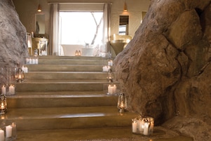 Suíte superluxo, 1 cama King | Banheiro | Banheira e chuveiro separados, banheira de imersão