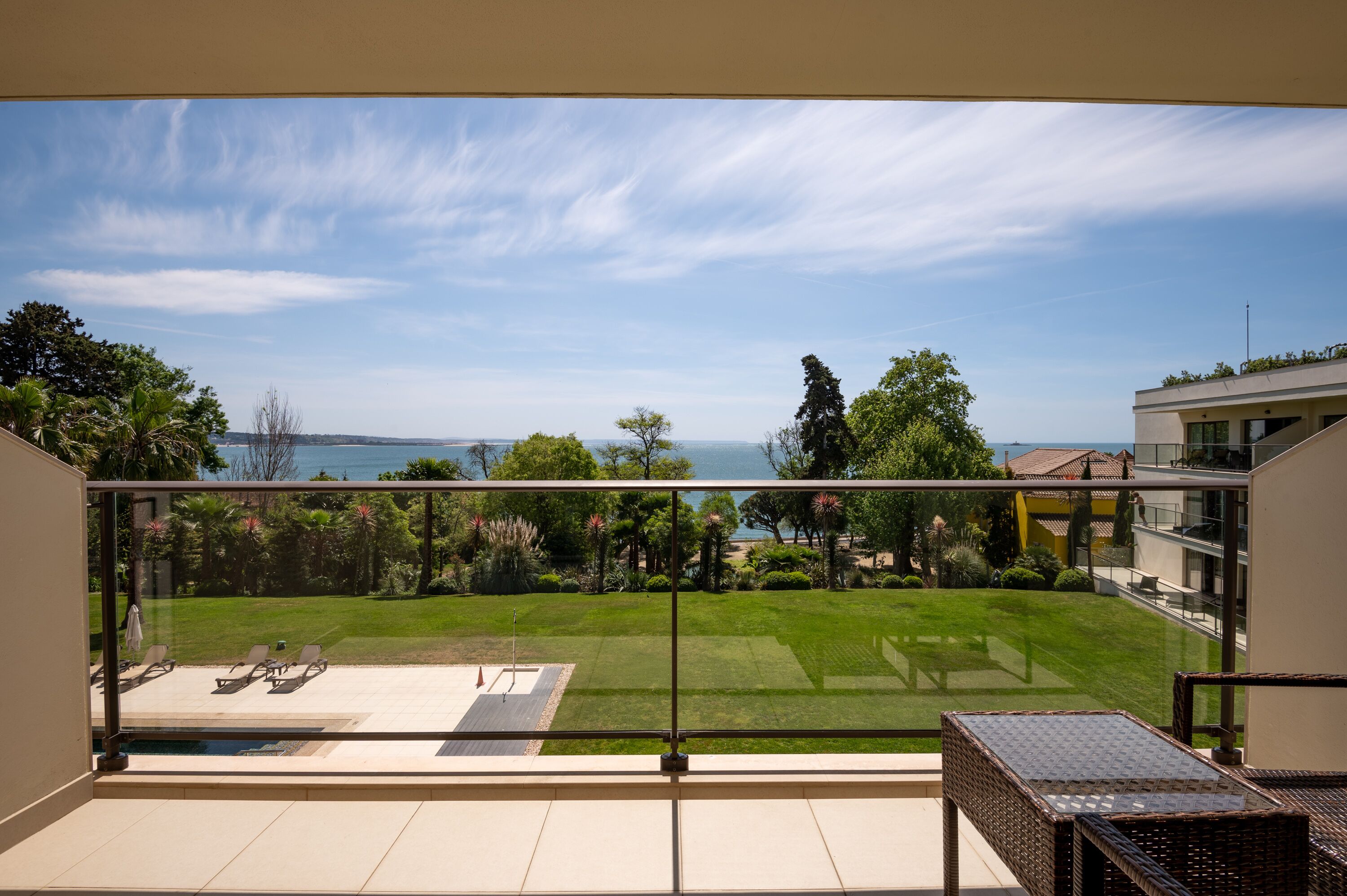 Quarto Duplo ou Twin Premium, varanda, vista para o mar | Minibar, cofre com capacidade para portátil 