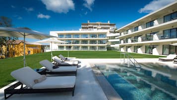 Piscina interior, piscina exterior, guarda-sóis, espreguiçadeiras