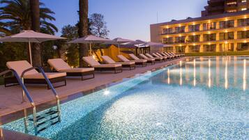 Piscina interior, piscina exterior, guarda-sóis, espreguiçadeiras