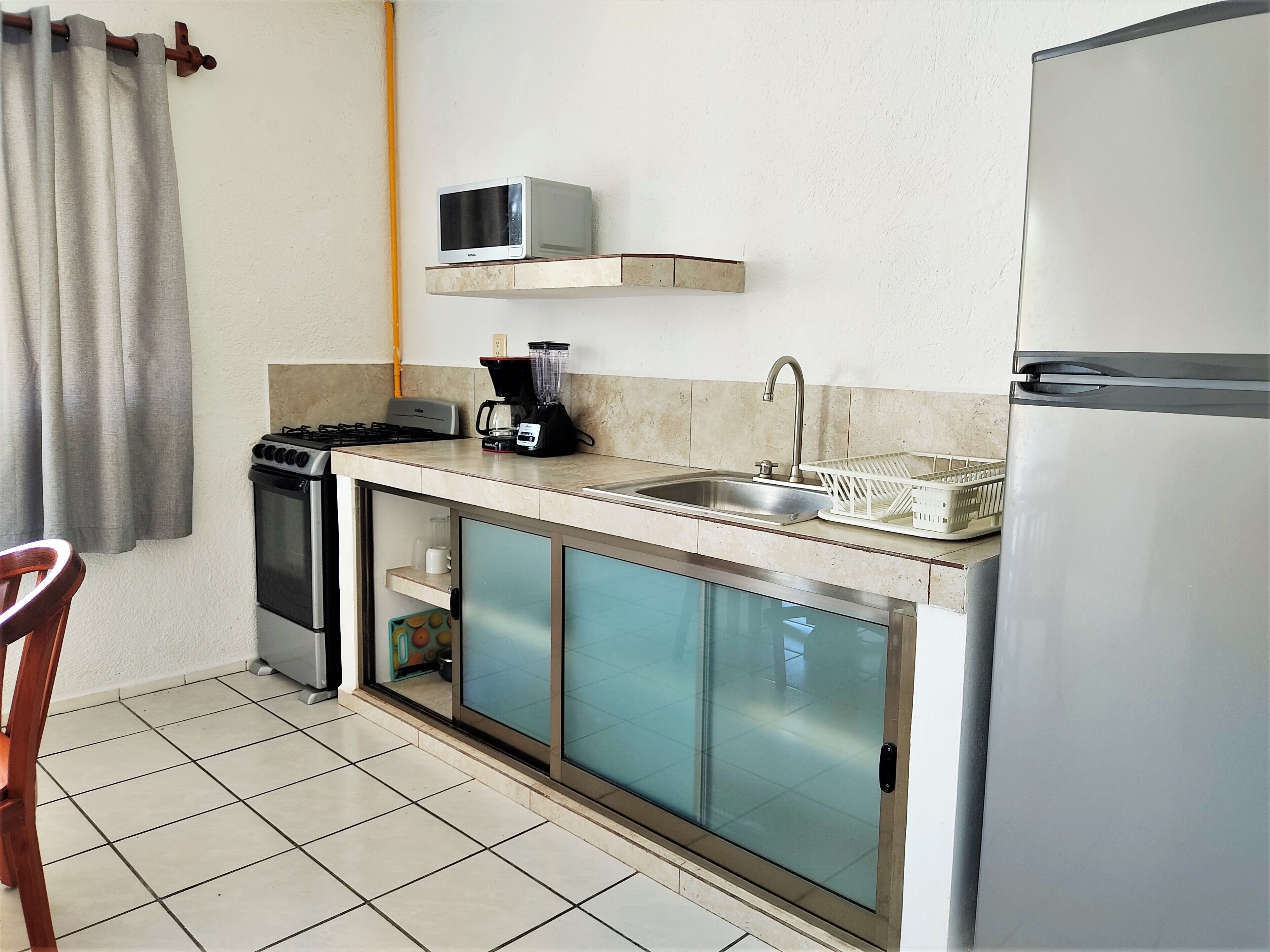 Apartamento conforto, 1 quarto, cozinha | Cozinha privada | Geladeira, micro-ondas, cooktop, liquidificador
