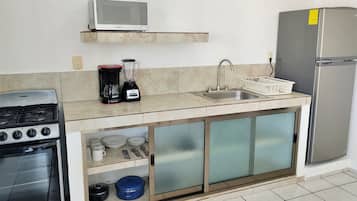 Apartamento conforto, 1 quarto, cozinha | Cozinha privada | Geladeira, micro-ondas, cooktop, liquidificador