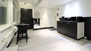 Quarto Twin Básico (summer balcony) | Sala de estar | TV de ecrã plano 
