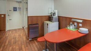 Quarto Triplo Básico (no reception, keycode access) | Secretária adequada para computadores portáteis, ferro/tábua de engomar 