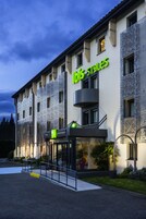 Fachada da propriedade à noite