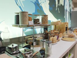 Pequeno-almoço tipo buffet diário (12.90 EUR por pessoa) 