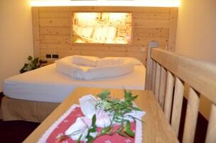 Suíte família | Edredons de pluma, cofres nos quartos, individualmente decorados