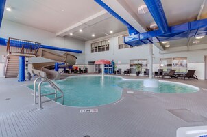 Piscina interna, funciona das 9h às 22h, espreguiçadeiras