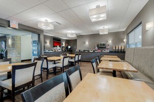 Café da manhã com buffet grátis todos os dias