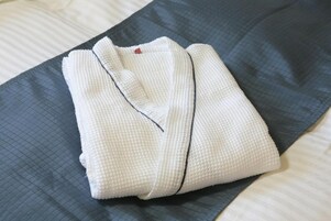 Edredões de penas, cortinas/cortinados opacos, ferro/tábua de engomar 