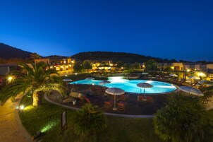 Piscina externa, guarda-sóis, espreguiçadeiras