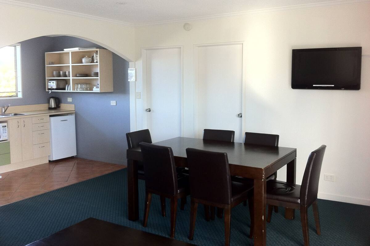 Apartamento, 2 quartos, banheira de hidromassagem | Refeições no quarto