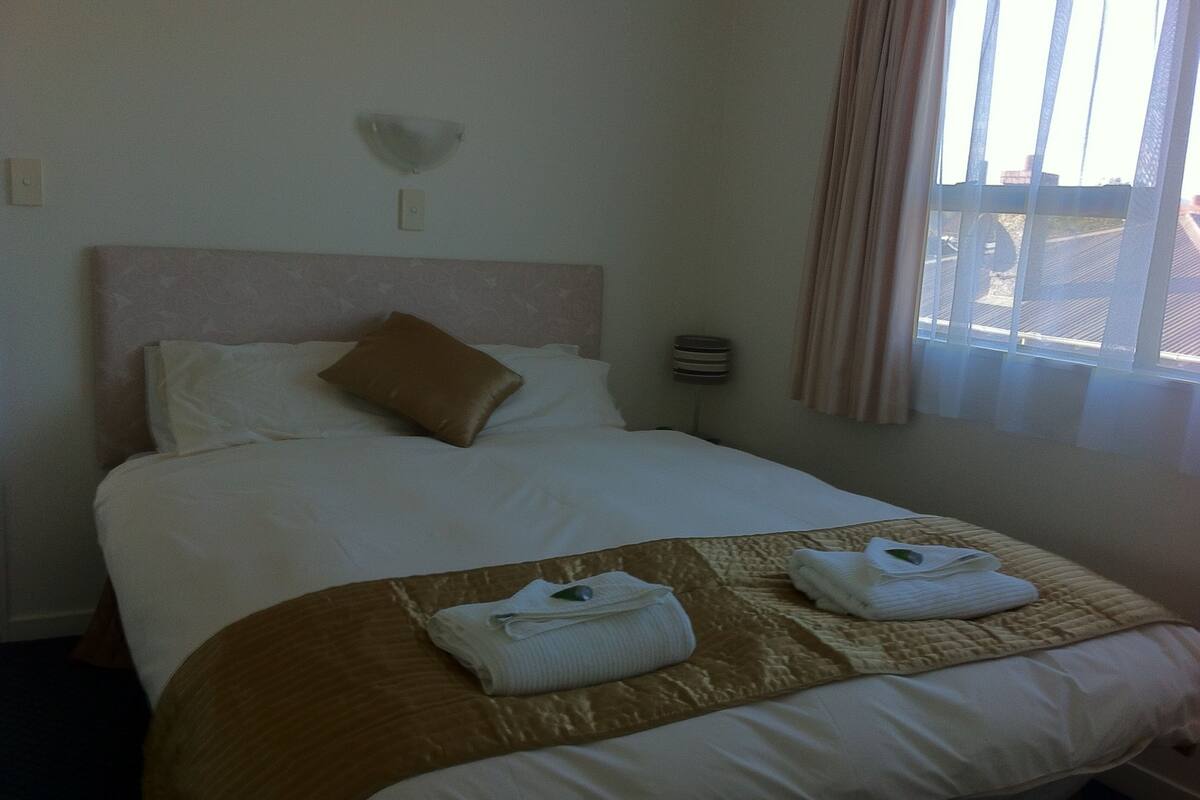 Apartamento, 1 quarto | 10 quartos, camas de colchão Select Comfort, ferro/tábua de engomar 