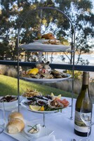Pequenos-almoços e jantares servidos, com vista para o jardim 