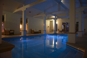 Piscina interior, da(s) 7:30 à(s) 19:30, espreguiçadeiras 