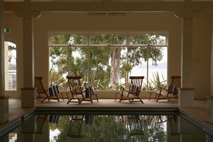 Piscina interna, funciona das 7h30 às 19h30, espreguiçadeiras