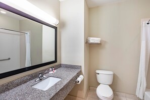 Um secador de cabelo, toalhas fornecidas 