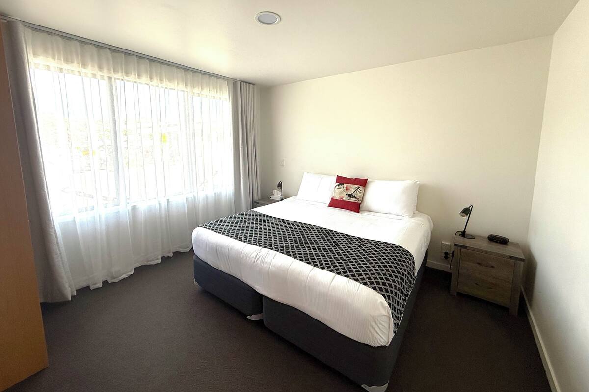 Harbour Front Apartment | Roupa de alta qualidade, cofre com capacidade para portátil, secretária 