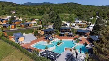 Resort com várias piscinas, áreas de estar ao ar livre e diversas opções de hospedagem.