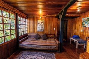 Cofre no quarto, com decoração personalizada 