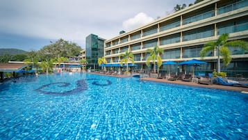 Piscina exterior, guarda-sóis, espreguiçadeiras