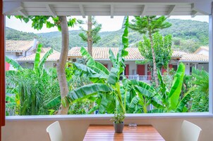 Quarto Familiar, vista para o jardim | Varanda