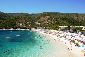 Uma praia privada nas proximidades, praia de areia branca 
