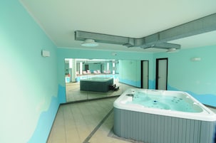 Banheira de hidromassagem interior