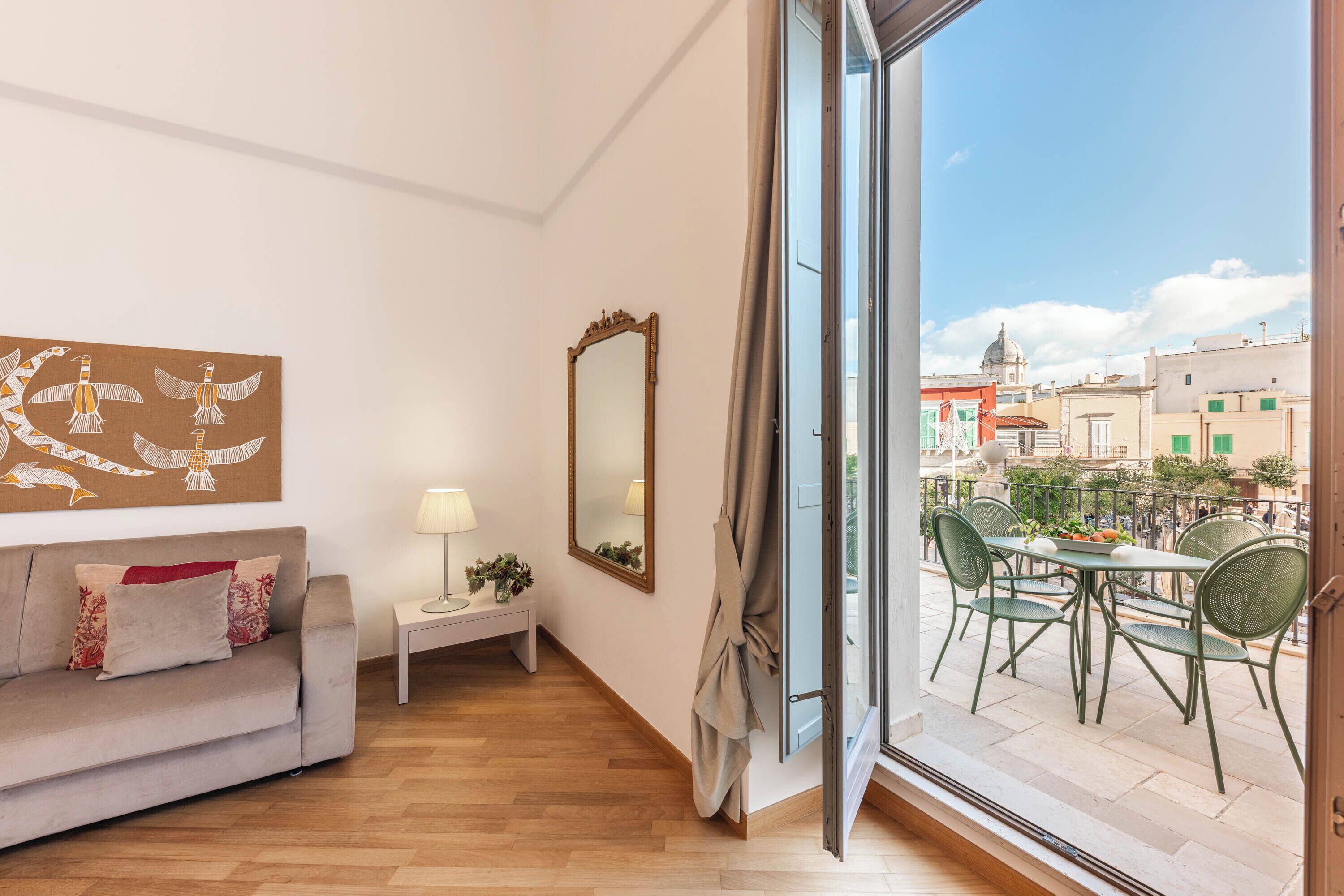 Quarto quádruplo luxo, terraço, vista para a cidade | Frigobar, cofres nos quartos, escrivaninha, cortinas blackout