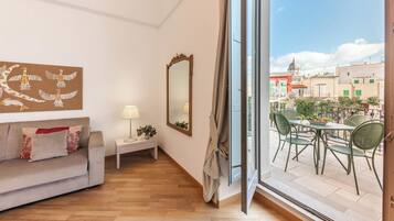 Quarto quádruplo luxo, terraço, vista para a cidade | Frigobar, cofres nos quartos, escrivaninha, cortinas blackout