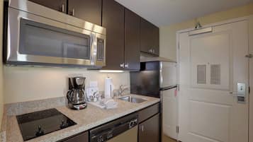 Um frigorífico, um micro-ondas, uma placa de cozinha