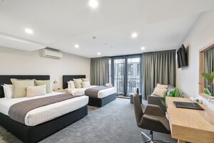 Quarto Duplo ou Twin Empresarial | Com decoração personalizada, com mobília individualizada 